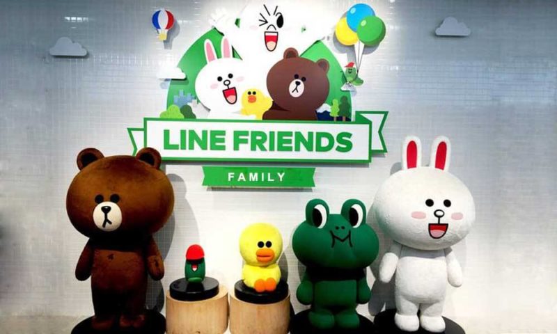 Bespoke Scheme Line Friends Statues | DM Window Display